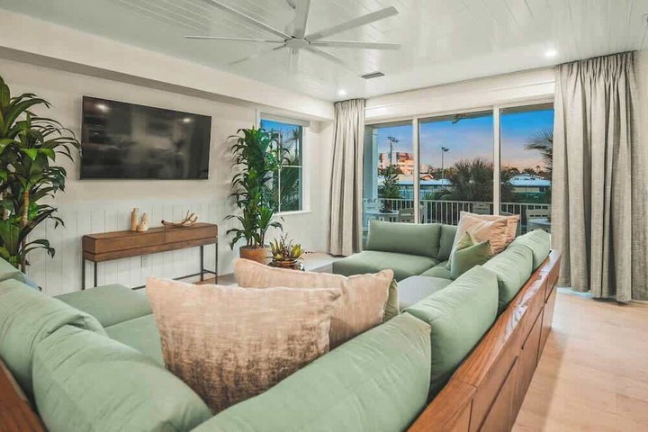 Private Beach. Rock Wall. Pool W/ Zip Line & Slide - Siesta Key, FL