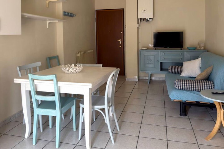 A Cozy And Comfortable 49 Square Meters Apartment, Perfect For Five People, Located On The First Floor Of A Building With An Elevator (Not Accessible To People With Disabilities).the Property Is Situated Within The Anna Maria Residential Complex In Lid - Ravenna