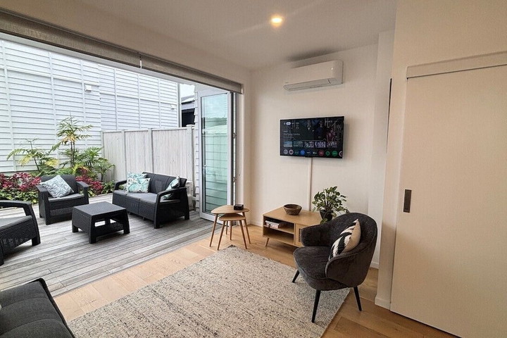 Matakana Village Within Short Walk To Restaurants, Cafes, Cinema And Shops - Warkworth