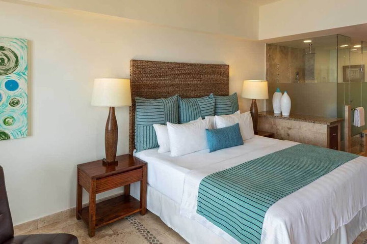 Chic 2-bedroom Deluxe Suite. A Few Steps Away From Medano Beach!! Cabo San Lucas - Cabo San Lucas