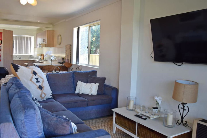 Well-equipped Two Storey Townhouse Situated Close To Town With Only A Short Walk To The Shops And Be - South West Rocks