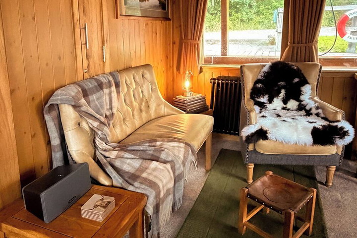 Highland Lassie: A Historic Yacht In The Heart Of The Scottish Highlands - Lago Ness