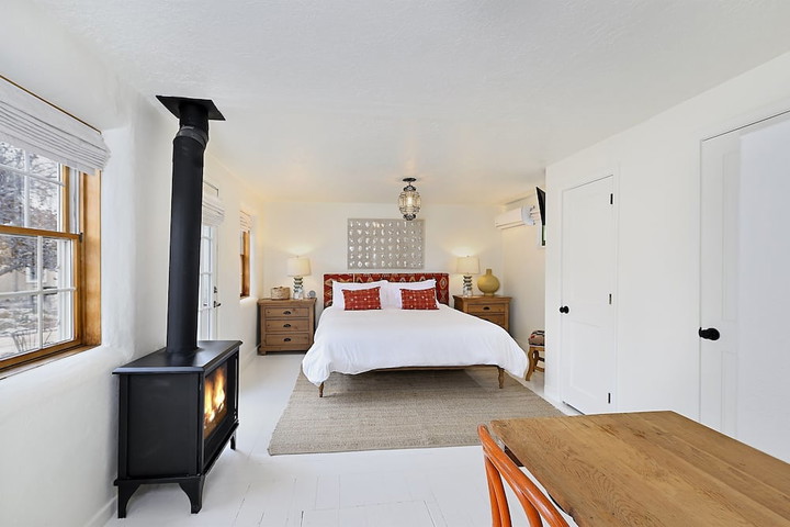 Dos Hermanas Casita 1 | Walk To Plaza | Courtyard - Santa Fe, NM