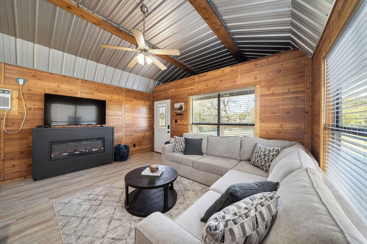 Charming Cabin In Delightful Brenham With Luxury Amenities - Texas