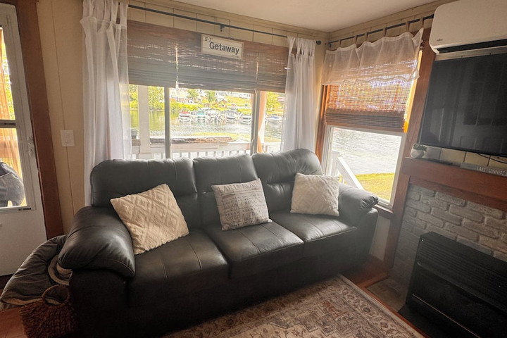 Paugus Bay Cottage Waterfront Cottage On Private Island! - Laconia, NH