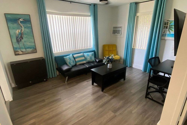 Discover The Allure Of Our Freshly Renovated Spacious House By The Canal. - Boca Raton, FL