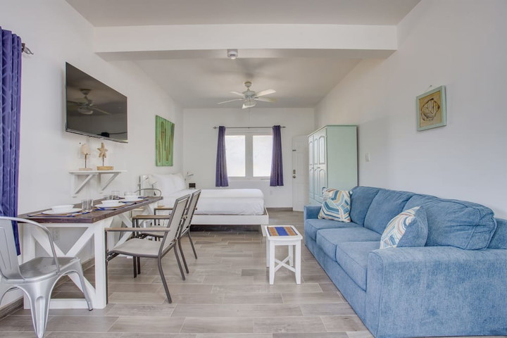 Bright Studio | Pool, Laundry & Secure Parking - Placencia