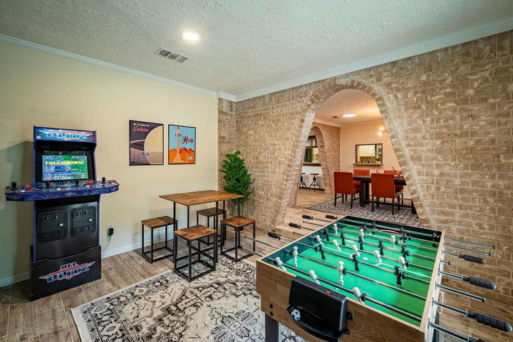Relax & Play: Saint Cloud Home With Cozy Porch And Game Room Fun - Pasadena, TX