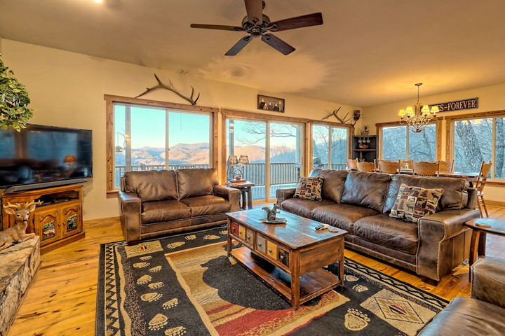 Sky's The Limit -Mountain View, Golf Course, Waterfalls, Game Room. Sleeps 14 - Clayton, GA