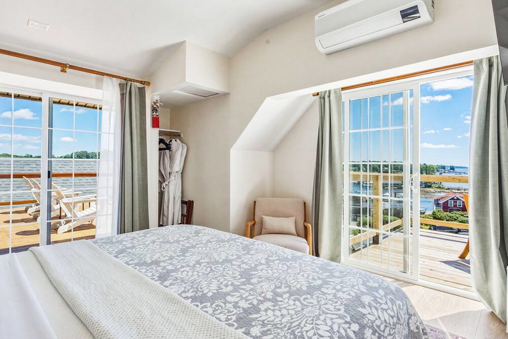 Boothbay Harbor Inn Room 9 Penthouse A: Top-floor King, Rooftop Deck, Ocean View - Boothbay Harbor, ME