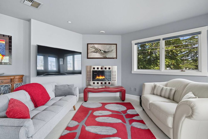 Top-level Duplex Featuring A Sleek Open Concept Kitchen With Stainless Appliances, Cozy Fireplace, Stylish Furnishings, And In-unit Washer/dryer. Designed For Basking In The Sun Under Skylights In Thoughtful Details Throughout. - ビーバートン, OR
