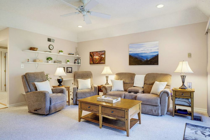 Treetop Sunset Deck, 2 Upscale King Bedrooms, Fireplace, Walk To Spa & Trails - Waynesboro, VA