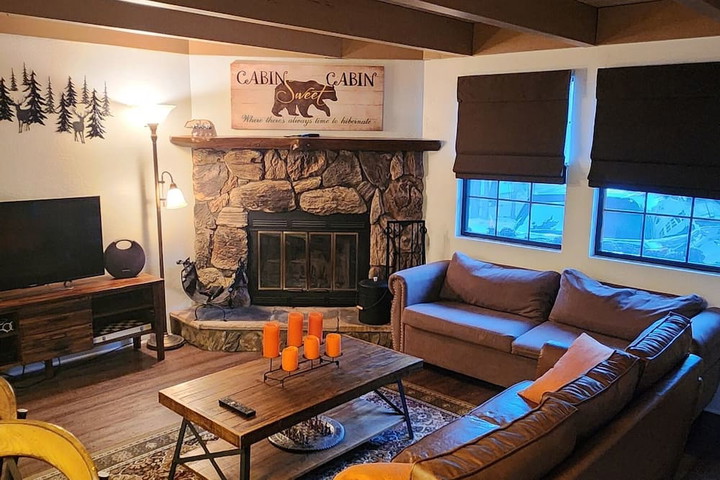 Lovely 2-bedroom Cozy Cabin In Center Of Big Bear Lake, Close To All Attractions - Big Bear Lake, CA