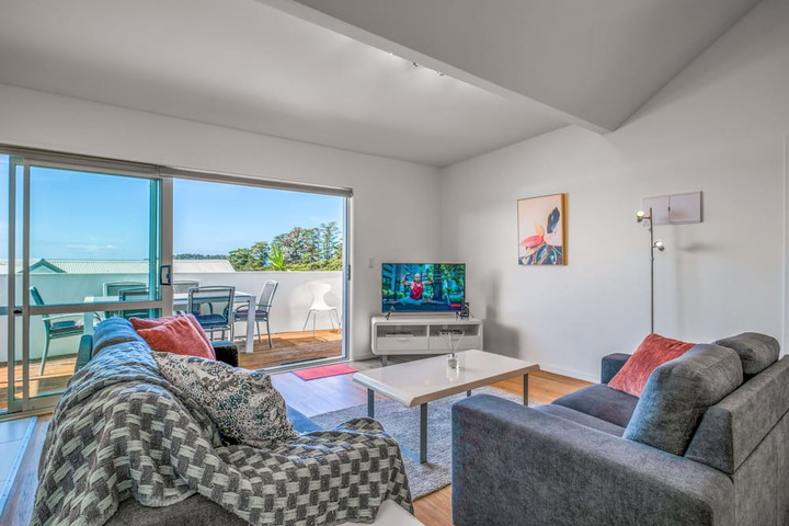 Palm Beach Penthouse By Waiheke Pure - Resort Amenities Including Pool And Hot Tub, Walk To Beach - Waiheke Island