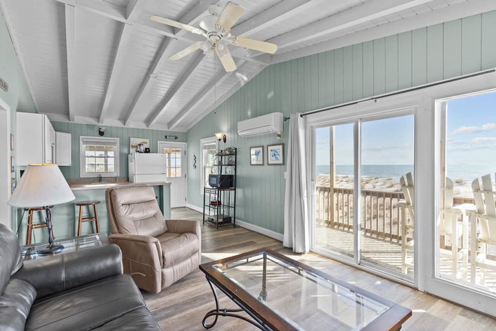 Timeless Oceanfront Cottage Near Pier With Grill & Fishing Station - Southport, NC