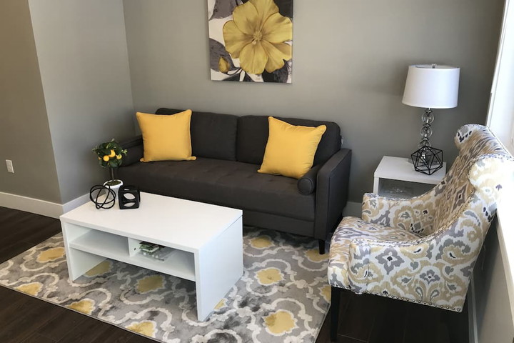 Lovely Modern Space - Yellow - Montana