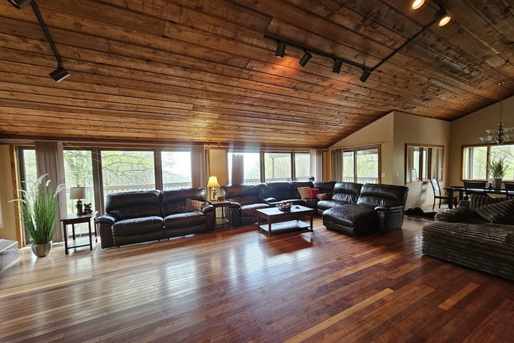 Breathtaking Views Of Bald Knob Cross, Just 2 Minutes From Walkers Bluff Casino! - Carbondale, IL