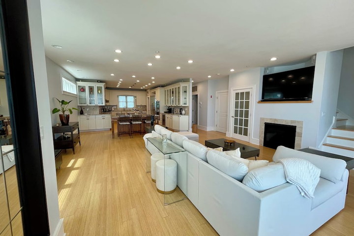 Luxurious, Direct Waterfront Home With Private Beach - Shelton, CT