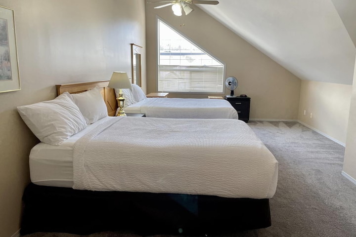 Deluxe 3 Bedroom Condo 2 Bath- No Pets - Fernie