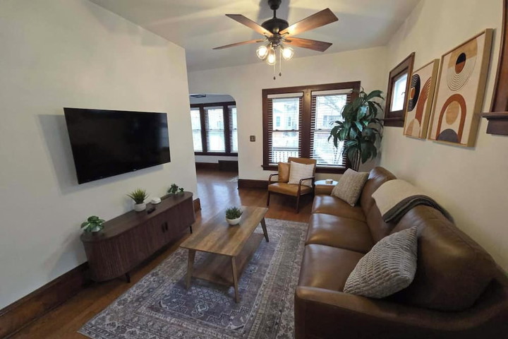Retro-modern Gem In The Heart Of Bay View + Parking - Milwaukee, WI