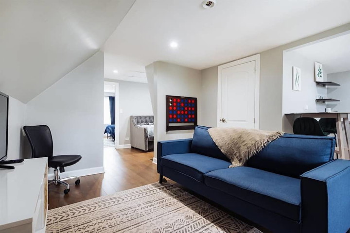 Great Area Logan Square Apt Games Pets - Sleeps 5 - Evanston, IL