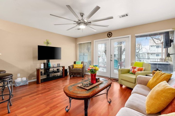 Cozy Condo Direct River Access | 5 Blocks To Schlitterbahn | 2 Pools & 4 Hot Tubs | Patio, Grills - New Braunfels, TX