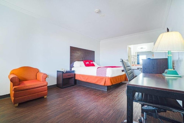 One Unit W/ King Bed | Free Parking | Near Baffin Bay & Le Ramey Golf Course - Kingsville, TX