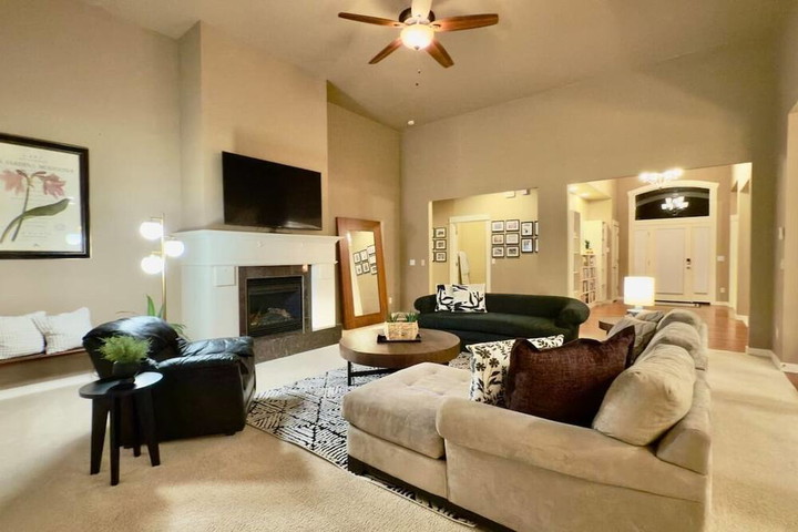This Spacious Residence Is Perfect For Families And Professionals, Featuring An Open Layout, A Dedicated Workspace, And A Large Deck With A Bbq. Enjoy A Fully Equipped Kitchen And A Private Y Suite. Comfortably Designed For Extended Stays, This Home - Olympia, WA