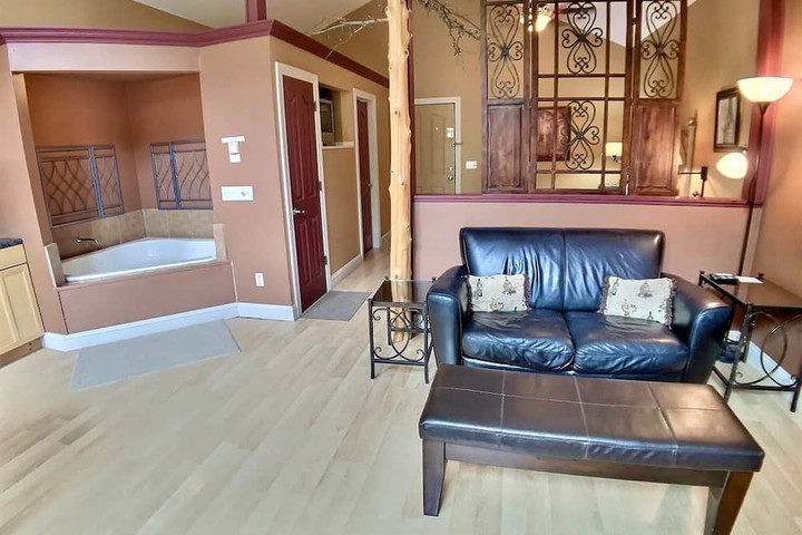 Abbey Chateau Treehouse #10 / Oak Crest - Eureka Springs, AR