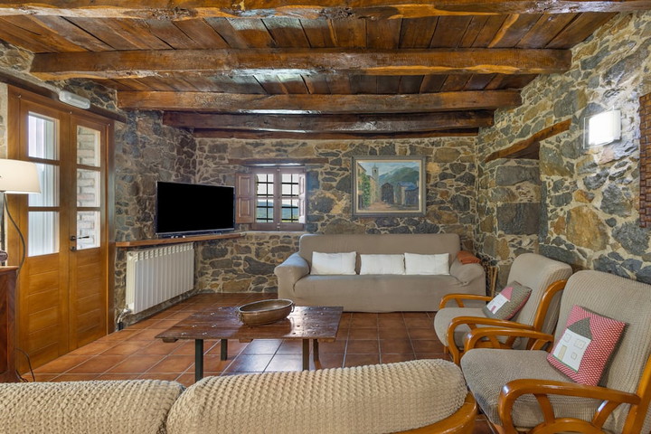 Rural House 'Cisquet' With Mountain Views, Shared Pool And Wi-fi - Torelló