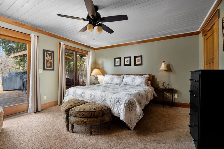 [Riverfront Lodge] ~ Downtown Bellaire ~ Private Dock Available ~ Walk To Town! - Torch Lake, MI