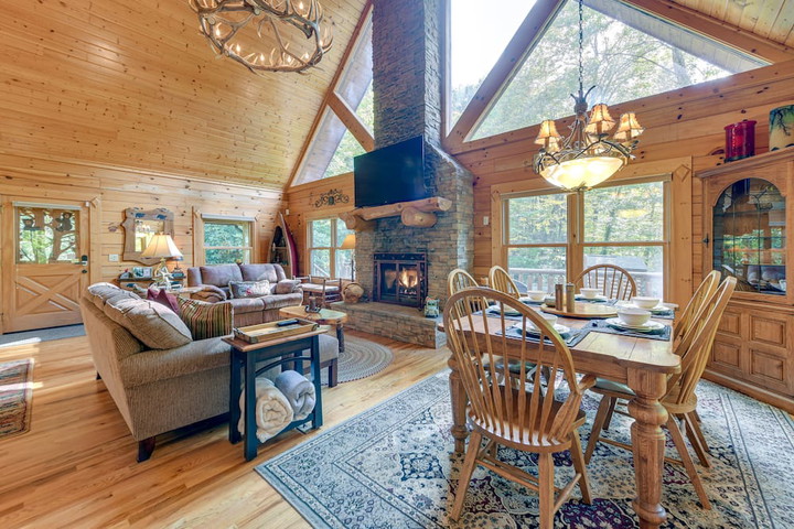 Log Cabin W/ Hot Tub, Creek & Views - 2 Mi To Ski - Maggie Valley, NC