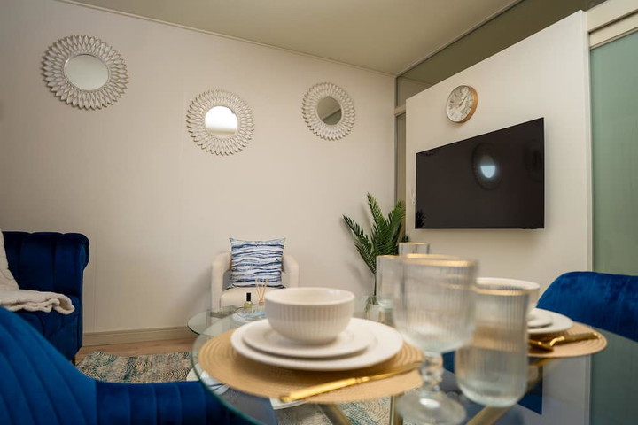 Royal Blue Luxury Apartment In Rosebank With Backup Power - Sandton