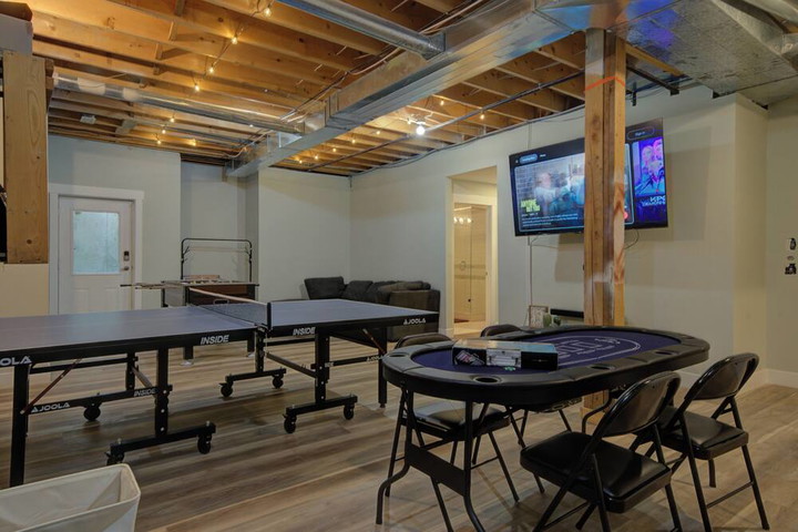 Lakeside Home: Sleeps 23/hottub/game Room/theatre/espresso/private Lake - Abbotsford