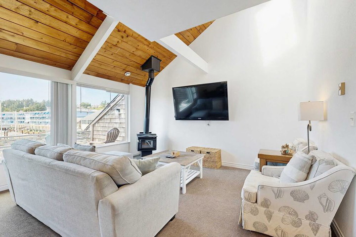 Second Floor Condo With Marina View, High-speed Wifi, Water View, And Balcony - Newport, OR