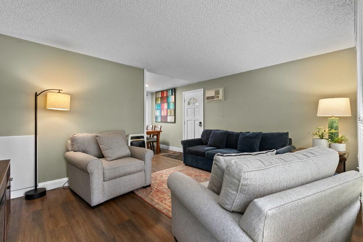 Cozy 2-bedroom House, Easy Seattle Access - Mountlake Terrace, WA