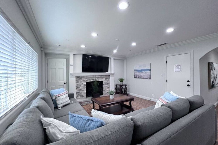 Lovely Anaheim Pool Home: 2 Ensuites, 1 Mi 2disney - Anaheim, CA
