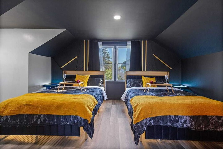 Welcome! To The Dark Retreat And Get Ready For A Quiet And Cozy Stay. - Bloomfield Hills, MI