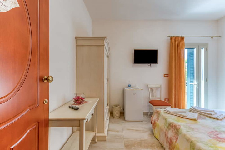 Bed And Breakfast 'Tallyho Melograno' With Shared Terrace, Wi-fi And Air Conditioning - Tricase