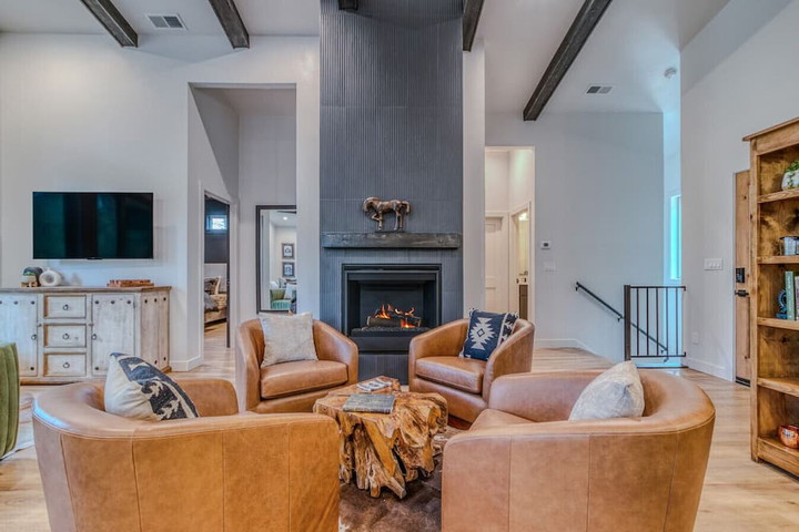 Black Beauty | Luxury Riverfront Cabin Walk To Midtown -