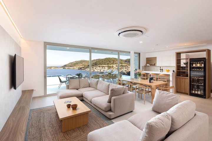 Casa Frente A La Playa En Vis Con Sauna. - Vis