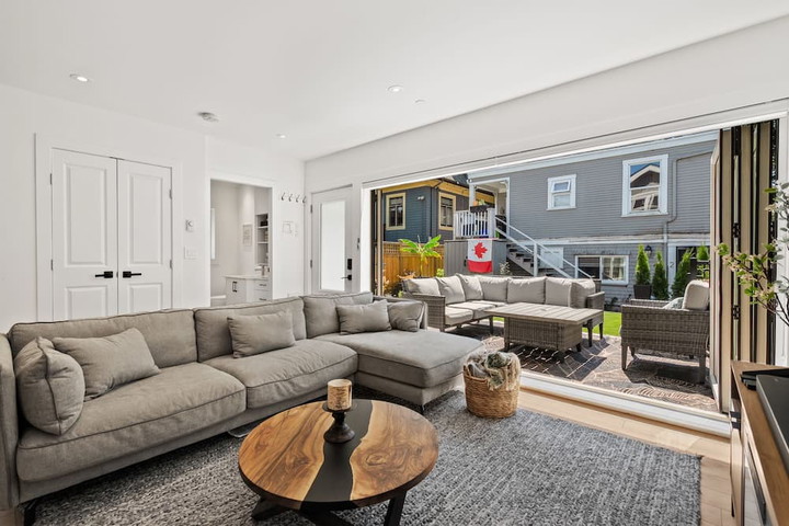 Eton Escape Brand New Modern Guest House + Private Patio - North Vancouver
