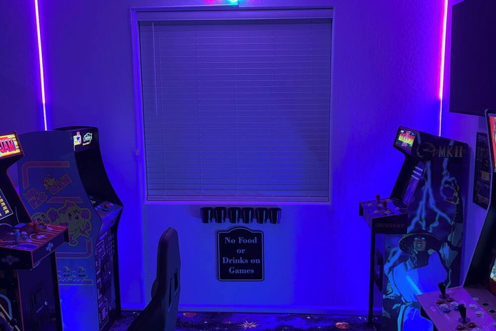 Sequoia Arcade House - New Build - Sleeps 10 - Visalia, CA