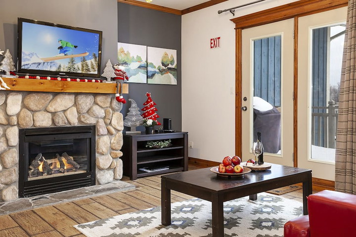 Luxury 3 Bedroom Blue Chalet. Entire House. 2 Minute Drive From The Village - 