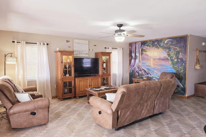 Picturesque Lakefront Property On Lake June. - Lake Placid, FL