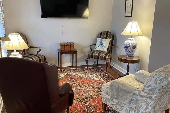 Historic King Bed Cottage, Pvt Parking, Pvt Patio, Flexible Cancellations - Savannah, GA