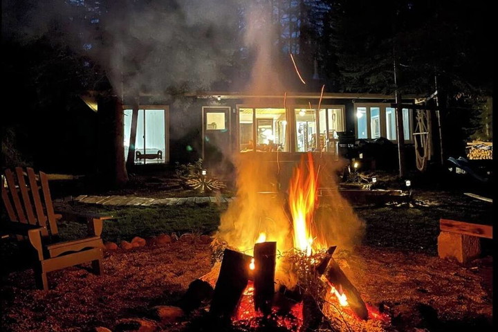 Northern Escape To Muskoka - Waterfront Cottage In The Trees - Casa Riverside - Huntsville