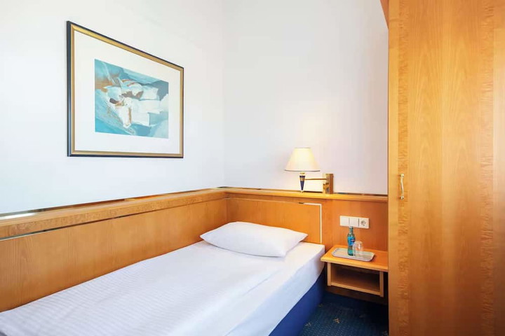 Single Room Retreat | Sauna & Pool | Near Elbauenpark - Magdebourg