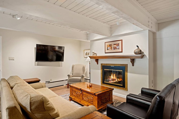 Winter In Aspen! 3 Master Suites, 3 Blocks To Downtown, Balcony, Gas Fp, Quiet & Prime Location - Aspen, CO