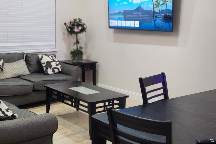 Modern Place, 3-bedroom House With Wifi, Ac, Spacious In Welcoming Lehigh Acres - Lehigh Acres, FL